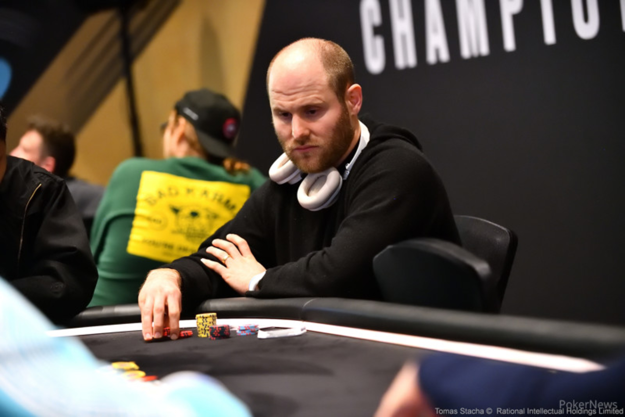 Sam Greenwood lidera field de tubarões no US$ 50K 7-Max do PCA